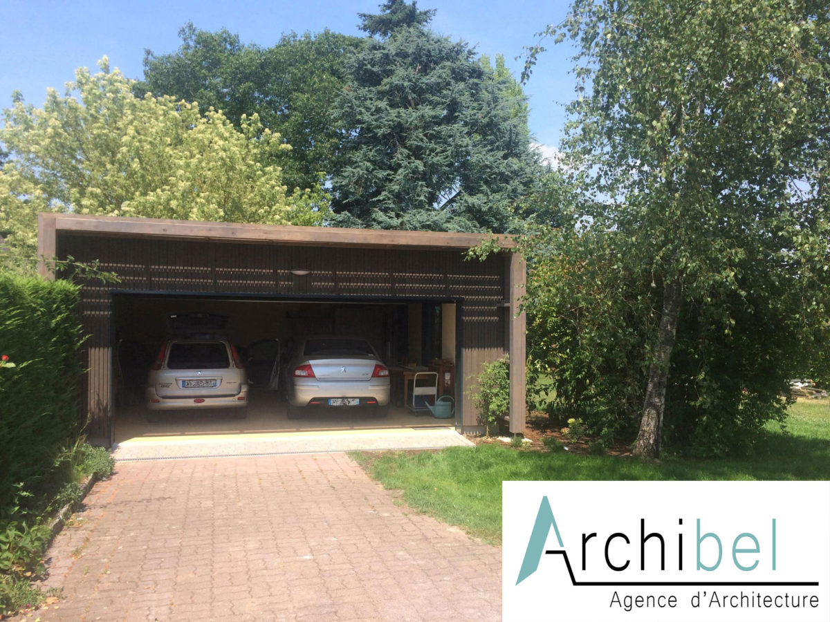 Un garage d'architecte en bois à toit plat